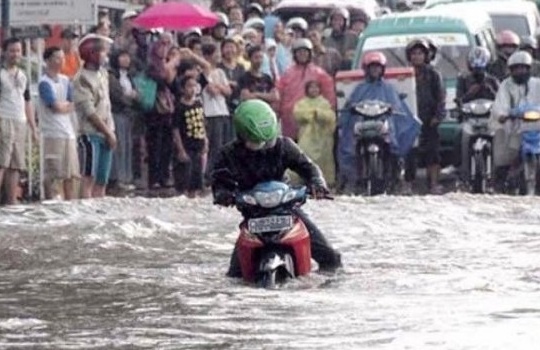 √ 5 Tips Mengendarai Motor Ketika Hujan atau Banjir dengan Aman ...